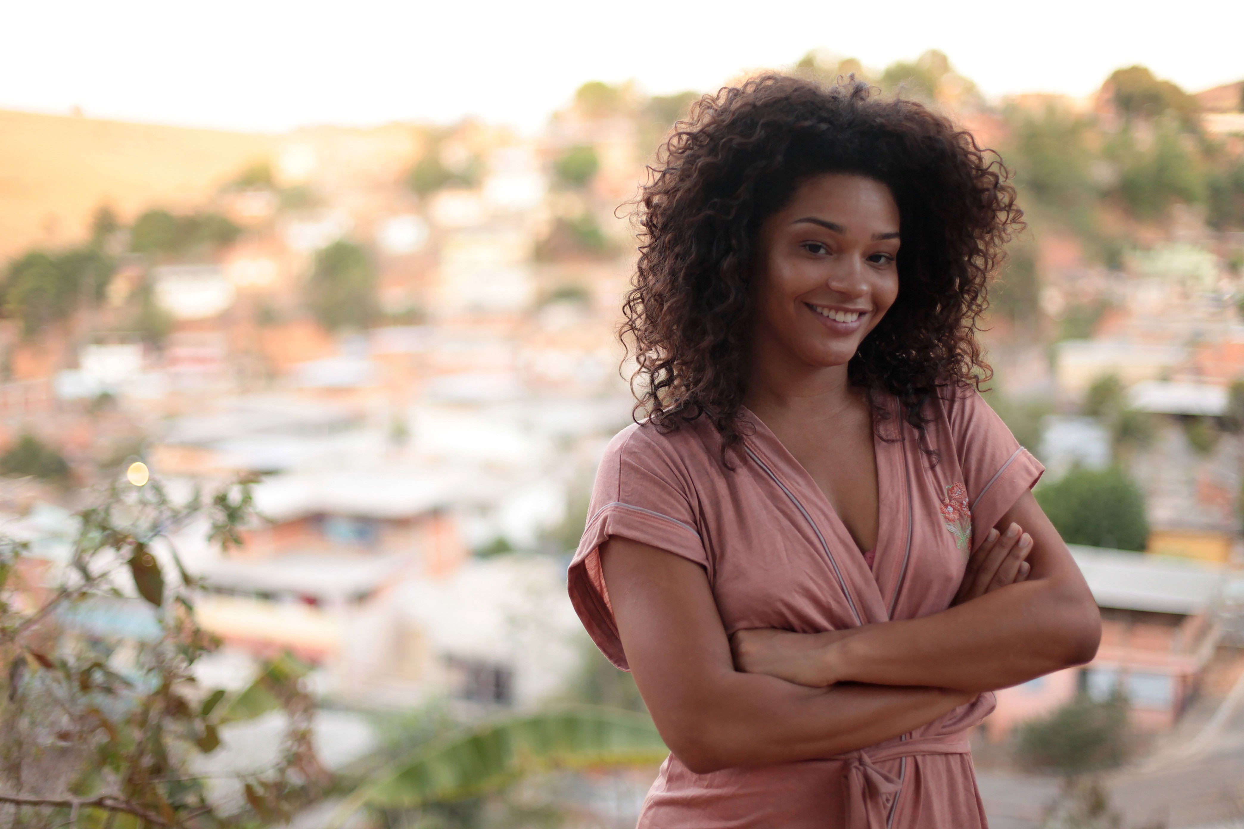 Juliana Alves posa como sua personagem de “Correndo atrás”, filme com ...