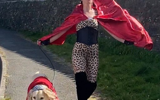 Mulher escolhe looks divertidos para passear com seu cão durante a ...