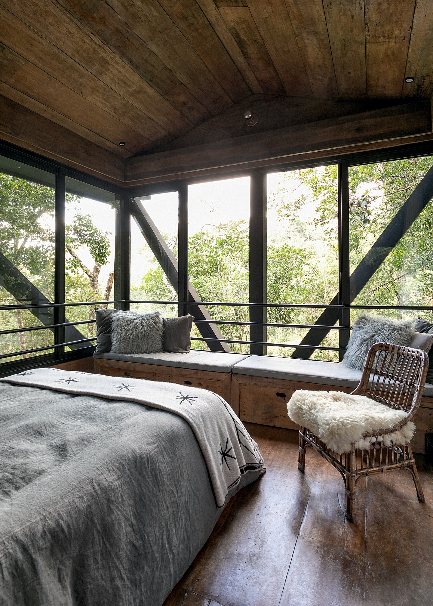 Casa de palafita e madeira de demolição convive em harmonia com a ...