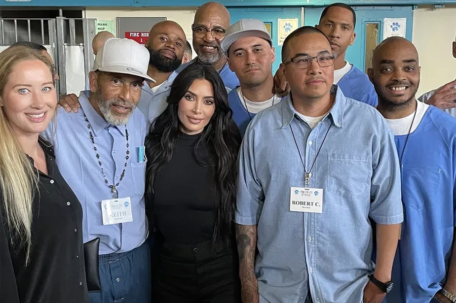 Kim Kardashian lidera visita de jovens influenciadores à prisão nos EUA ...