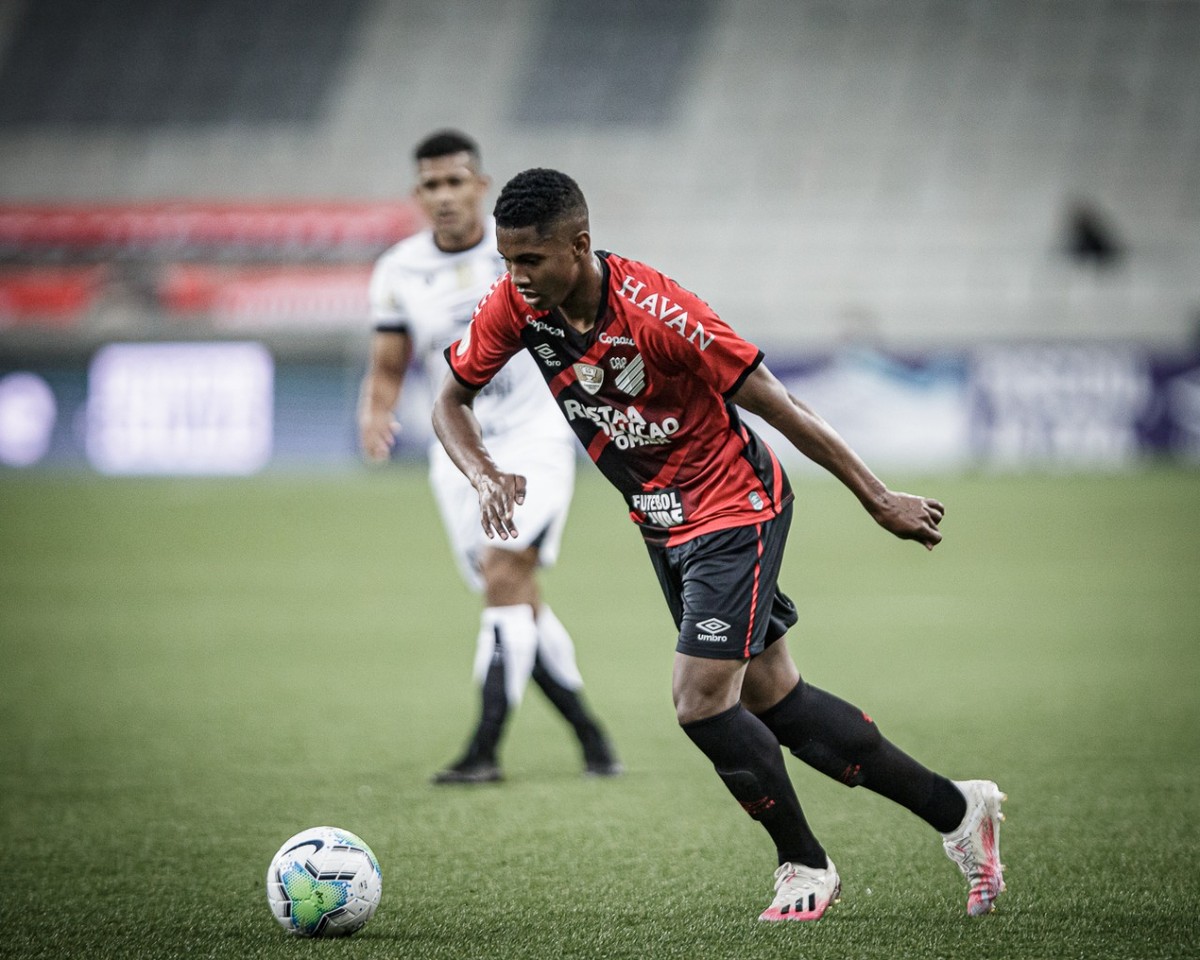 Abner sofre lesão no tornozelo e desfalca o Athletico contra o Santos ...