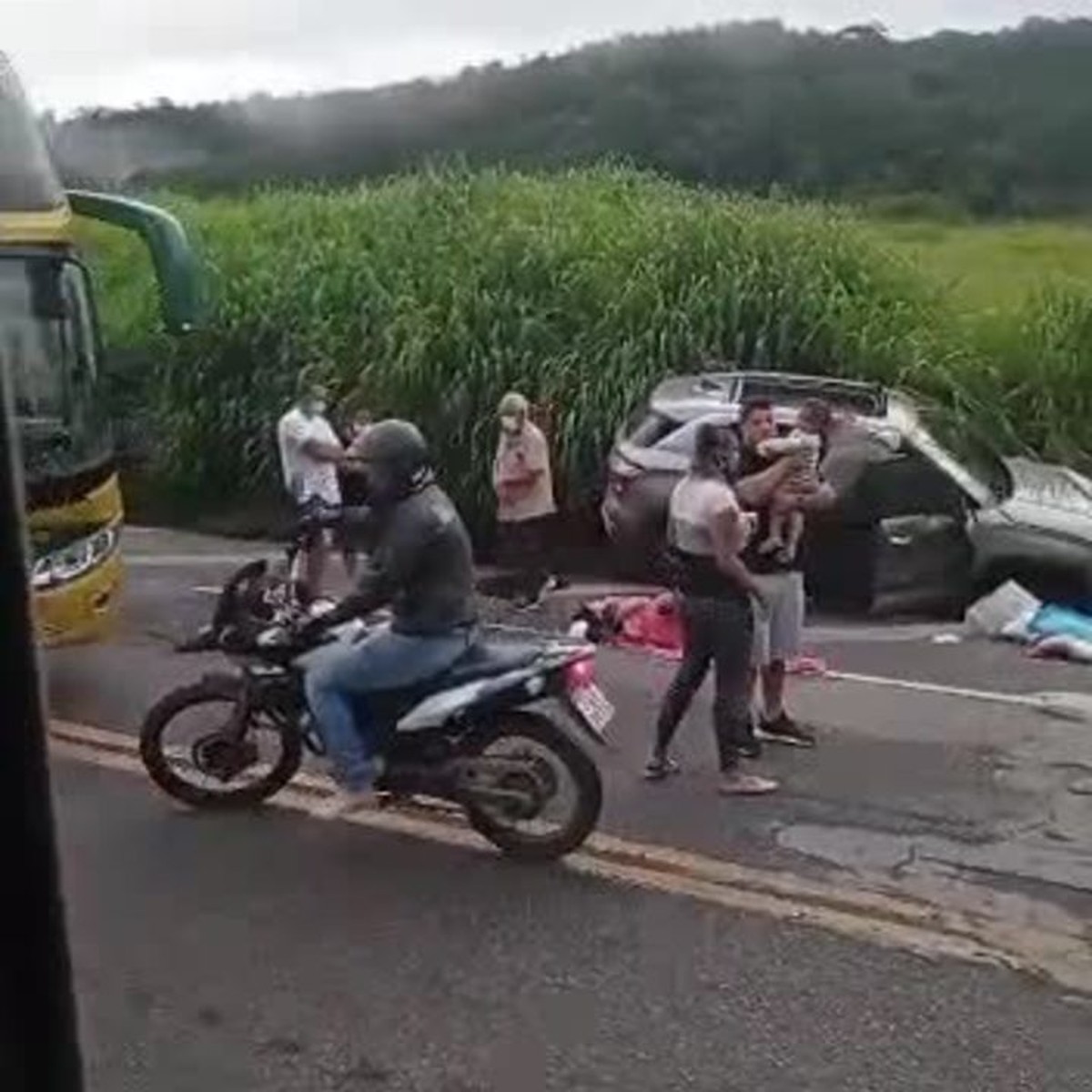 Três Pessoas Ficam Feridas Em Batida Entre ônibus E Carro Na Br 381 Na