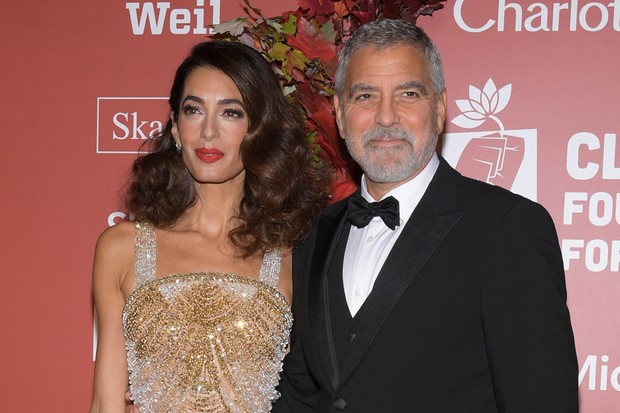 George Clooney e a mulher posam juntos em tapete vermelho de premiação ...
