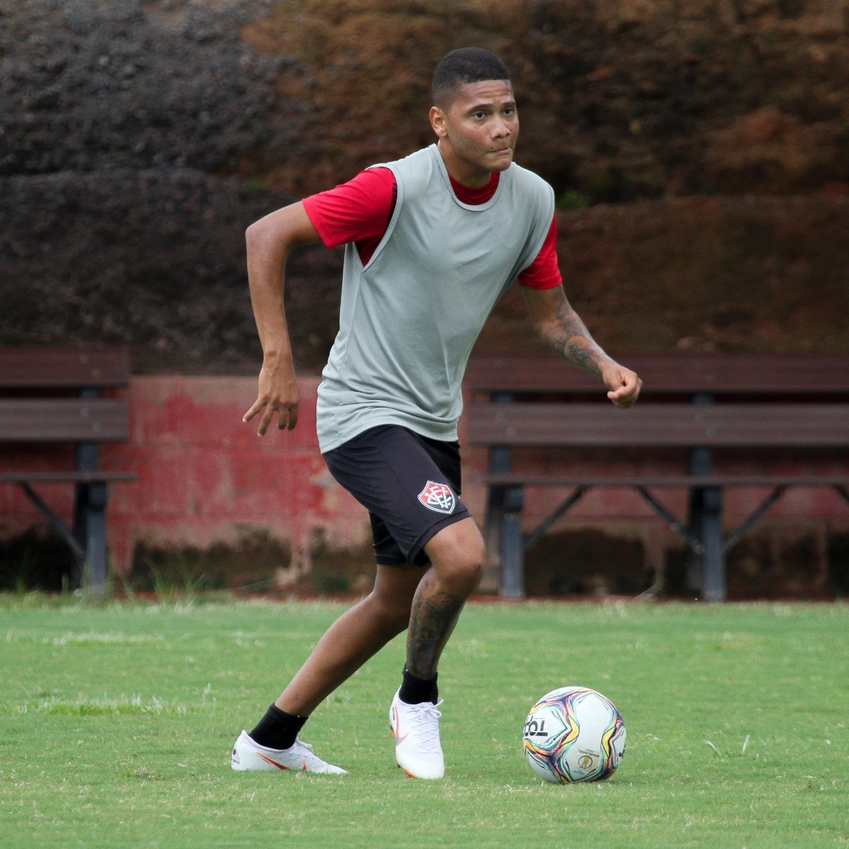 Guilherme Rend leva o terceiro amarelo e desfalca o Vitória contra o ...