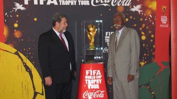 Com 'folga' para avião, Taça da Copa chega de barco a ilhas do Caribe ...