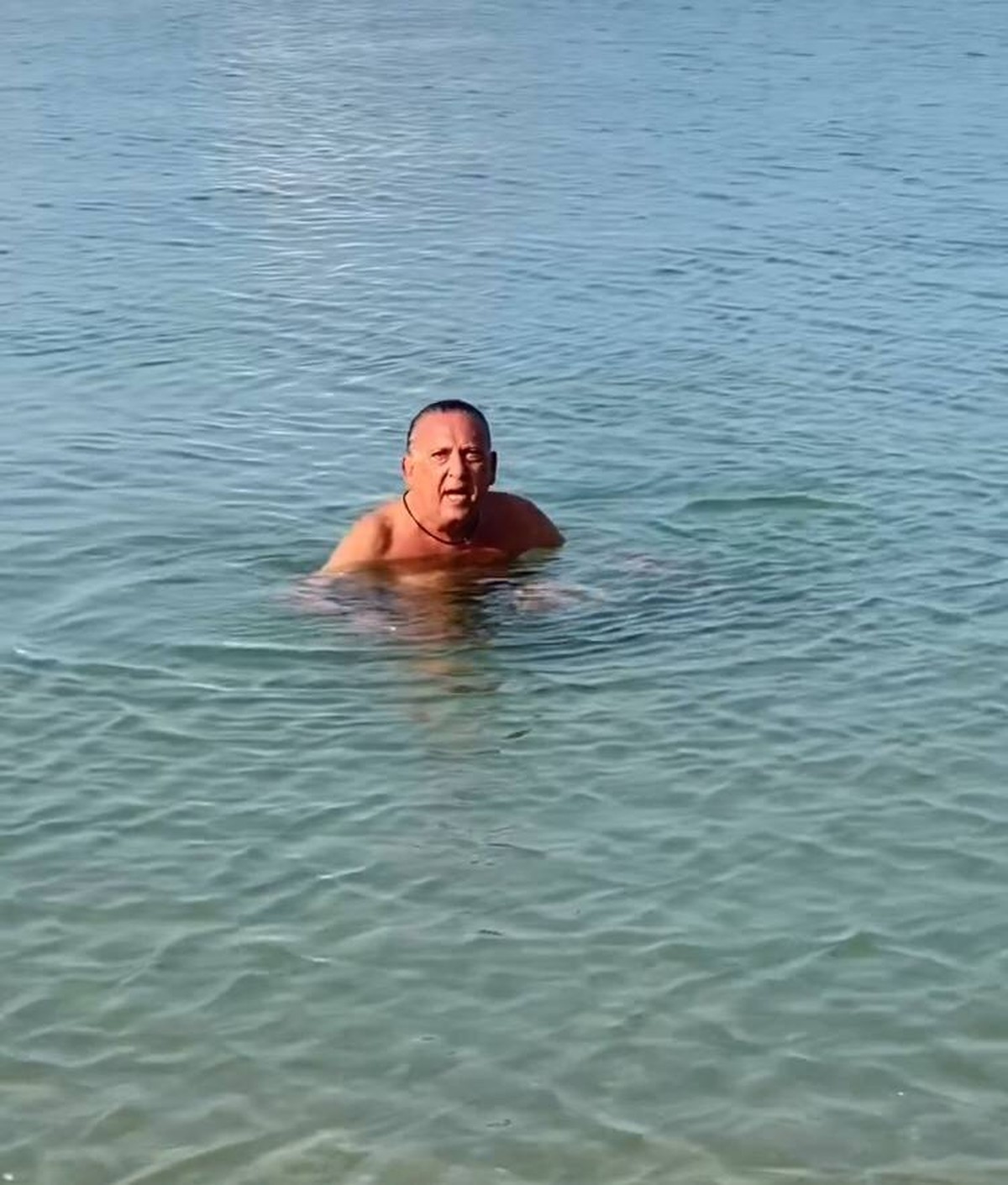 Galvão Bueno é filmado por Desirée curtindo praia no Catar: 'Nadou um ...