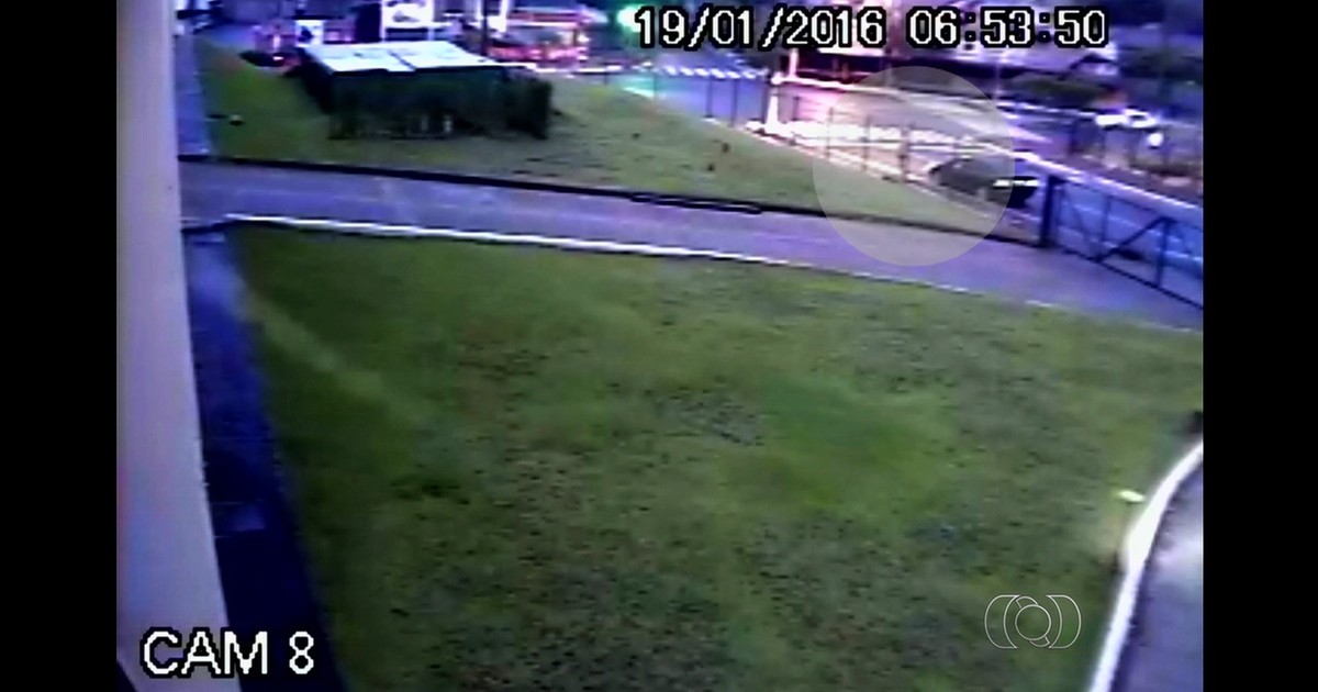 G1 - PM reage a assalto e suspeito é baleado em frente a escola, em GO - notícias em Goiás