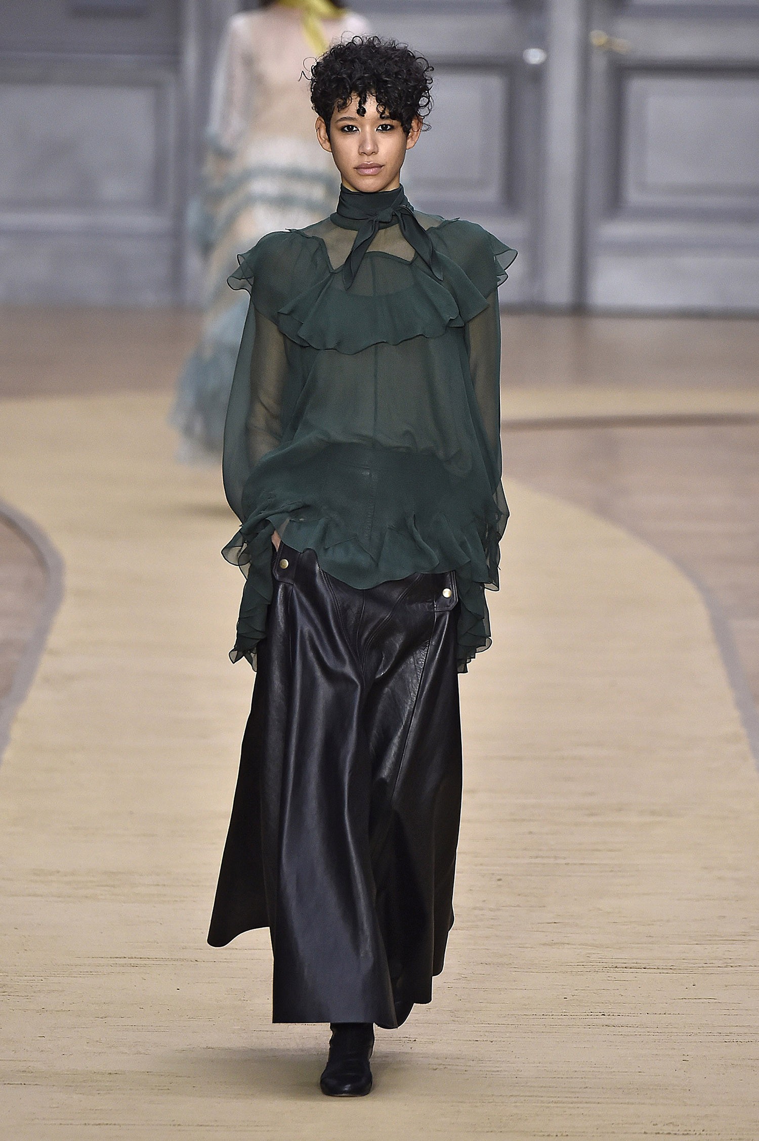 Rainha do boho contemporâneo, Chloé traz inverno 2017 esperto e ...