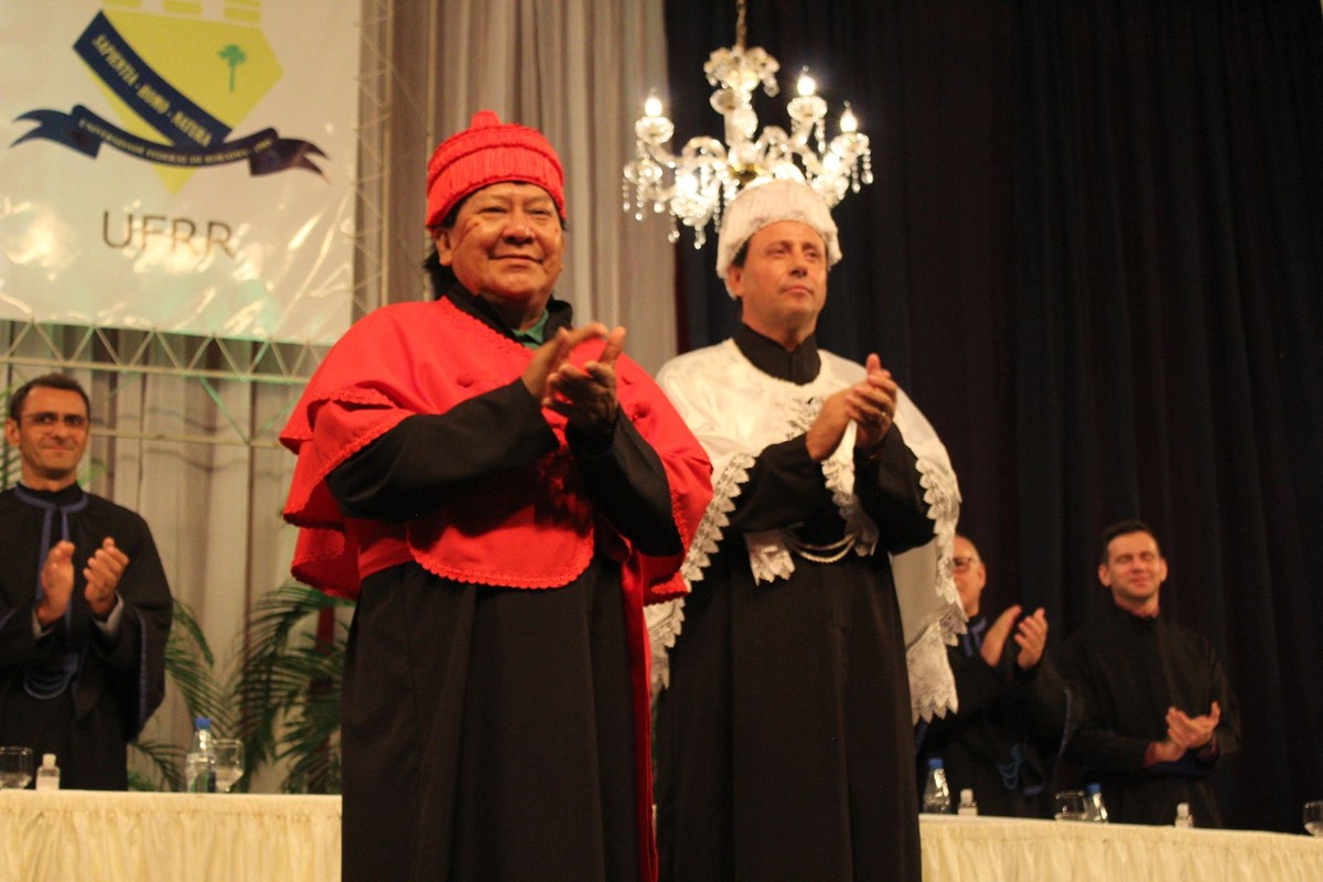 Líder Yanomami Davi Kopenawa recebe título de doutor honoris causa da ...