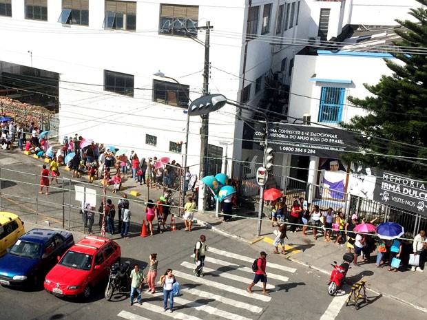 G1 - Longa fila é formada para marcação de exames e de consultas na ...
