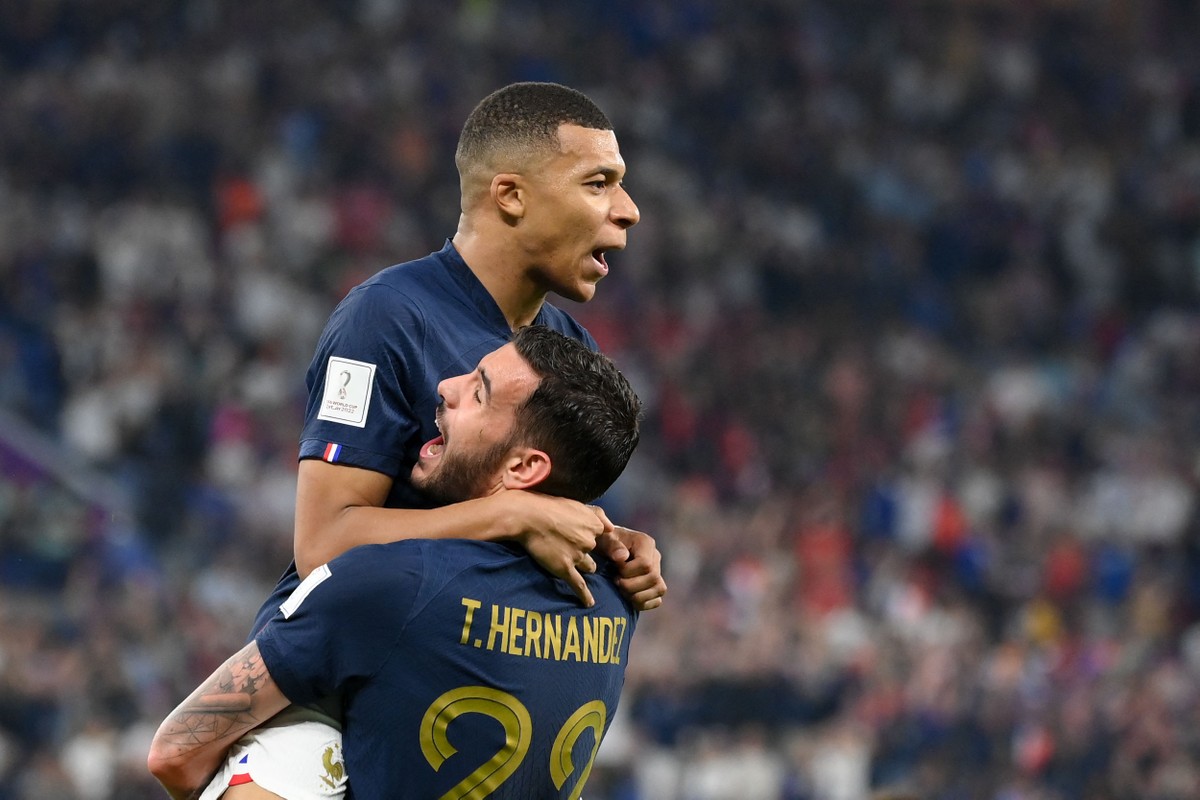 Mbappé e Lewandowski fazem duelo de gerações em confronto de peso entre ...