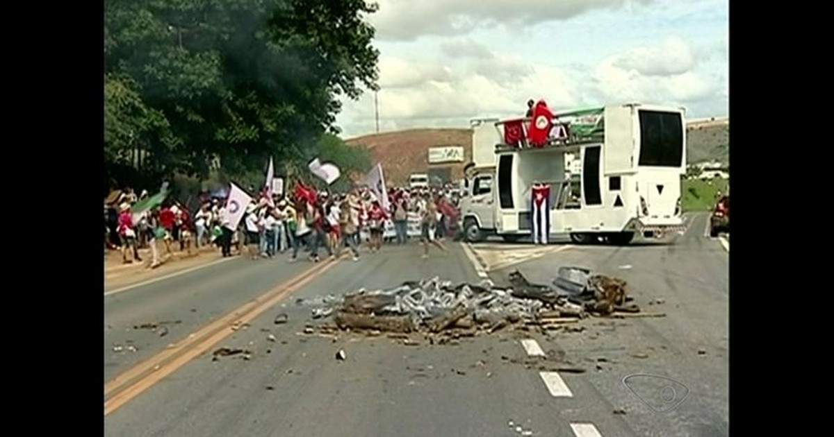 G1 - Integrantes do MST bloqueiam trecho da BR-259, em Colatina, ES ...