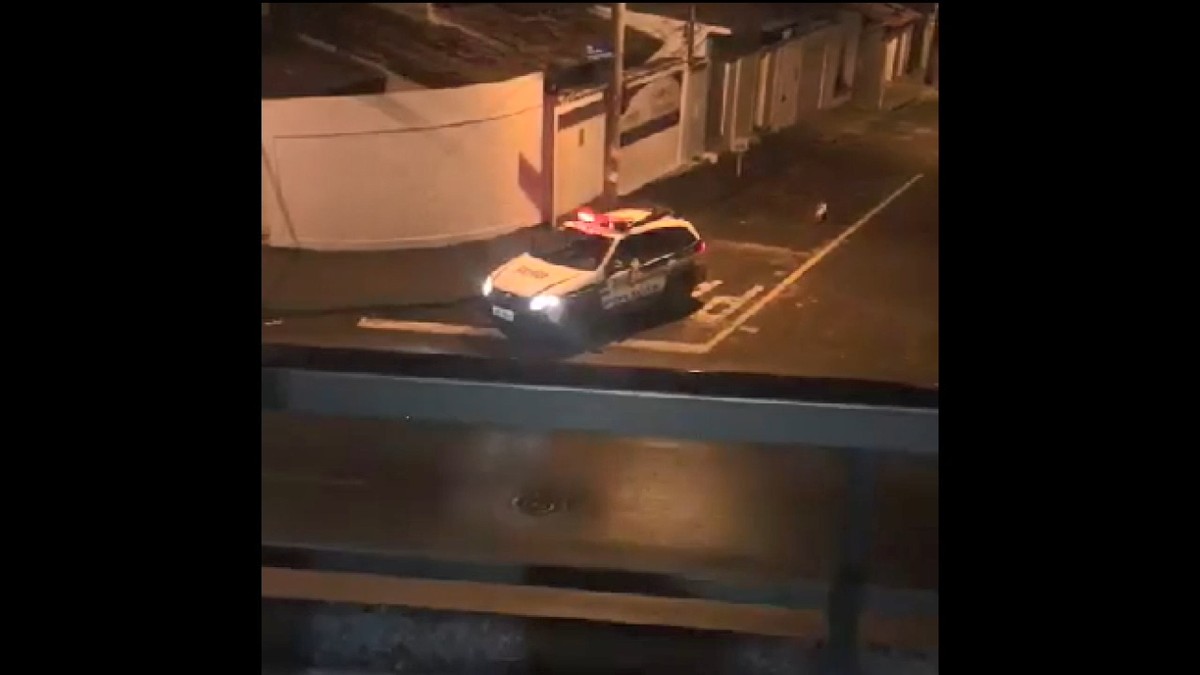 Coronavírus: viatura da PM alerta que moradores fiquem em casa em ...
