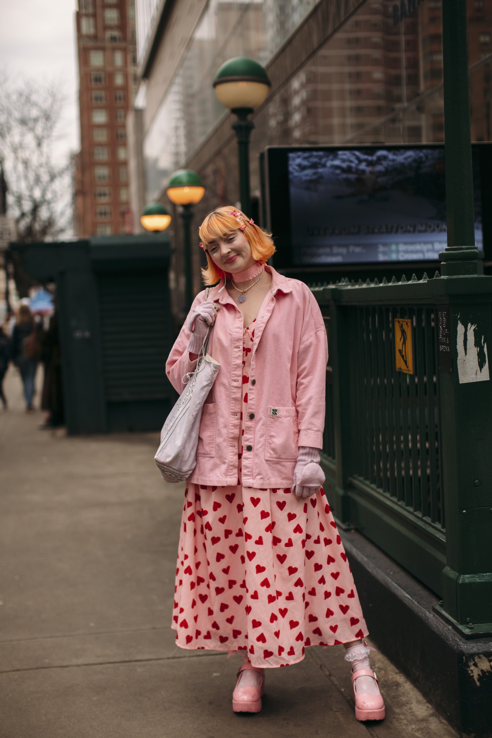 Segundo o street style do NYFW, o rosa continua sendo sim a cor mais ...