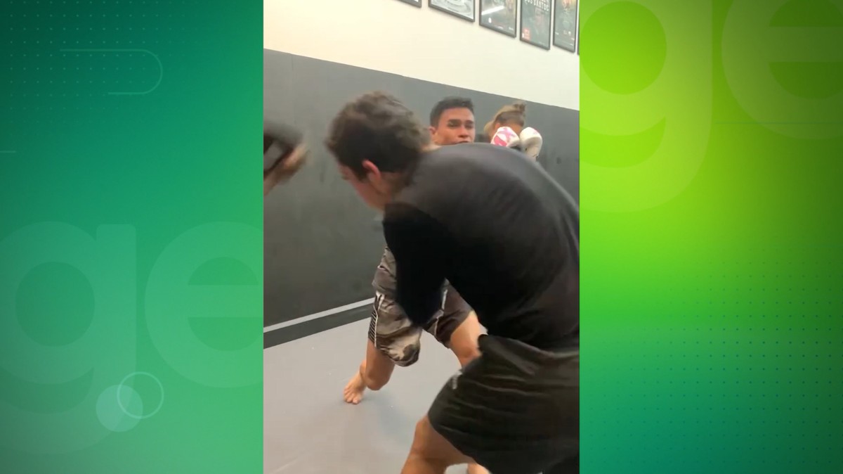 Whindersson leva soco, perde capacete em treino com lutador de MMA e ...