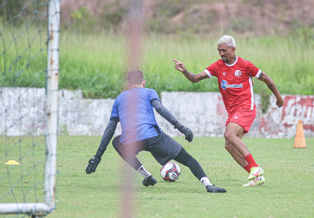Hélio volta a pedir cautela quanto ao retorno de Kieza ao Náutico: "Não ...
