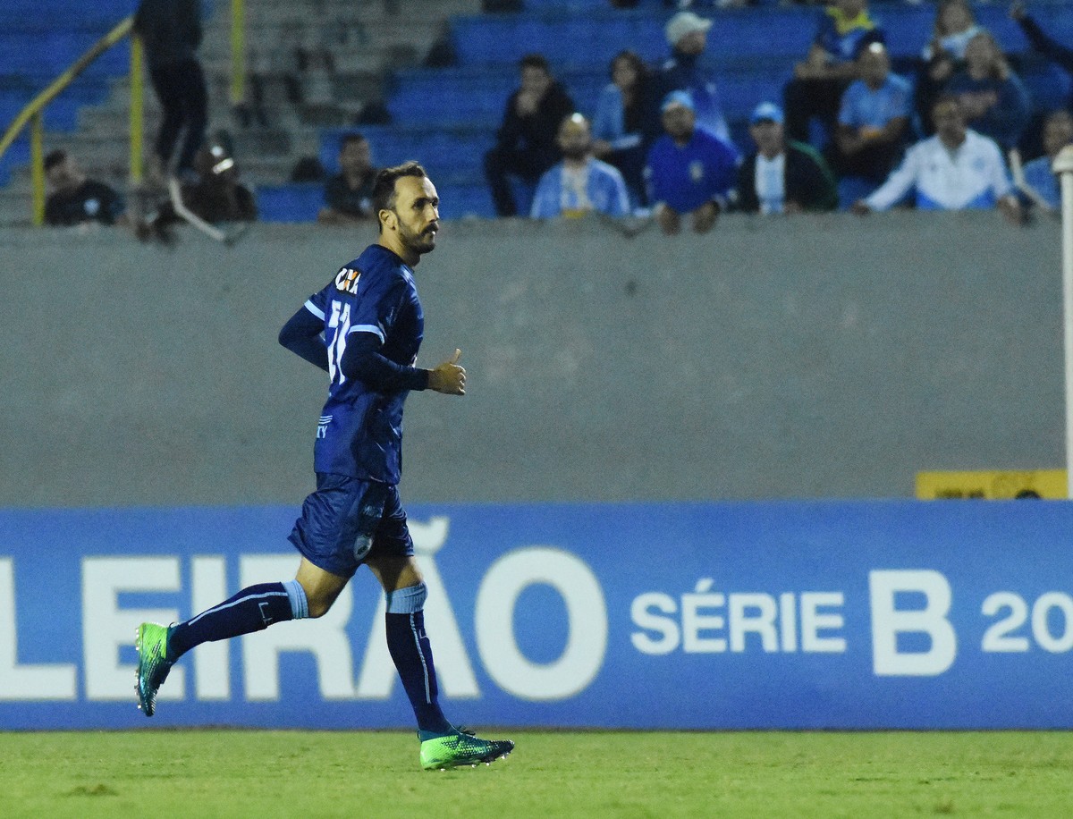 Thiago Ribeiro volta após oito meses e celebra estreia no Londrina ...
