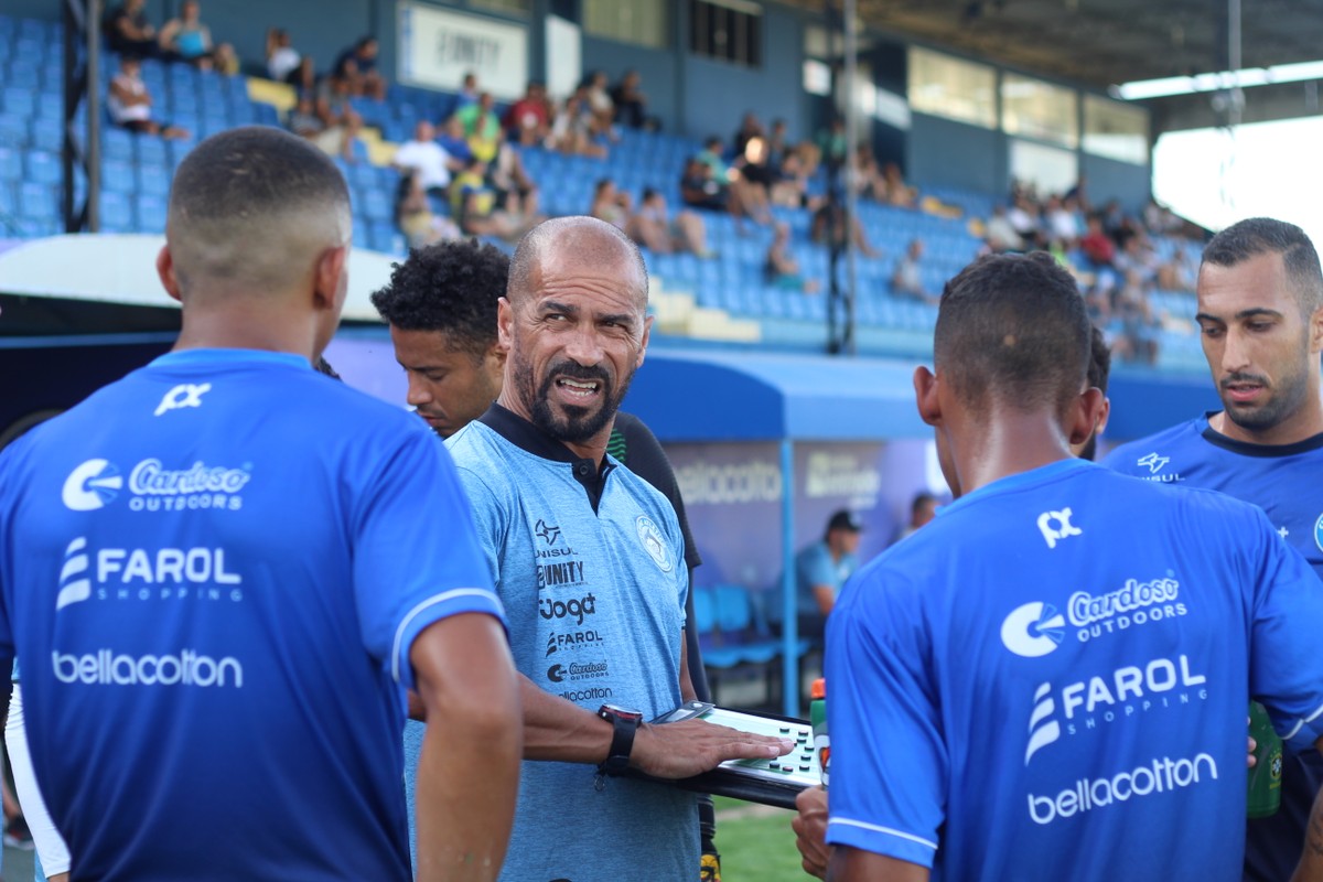 Pingo vê elenco do Tubarão "arriscando mais" após amistosos | tubarão | ge