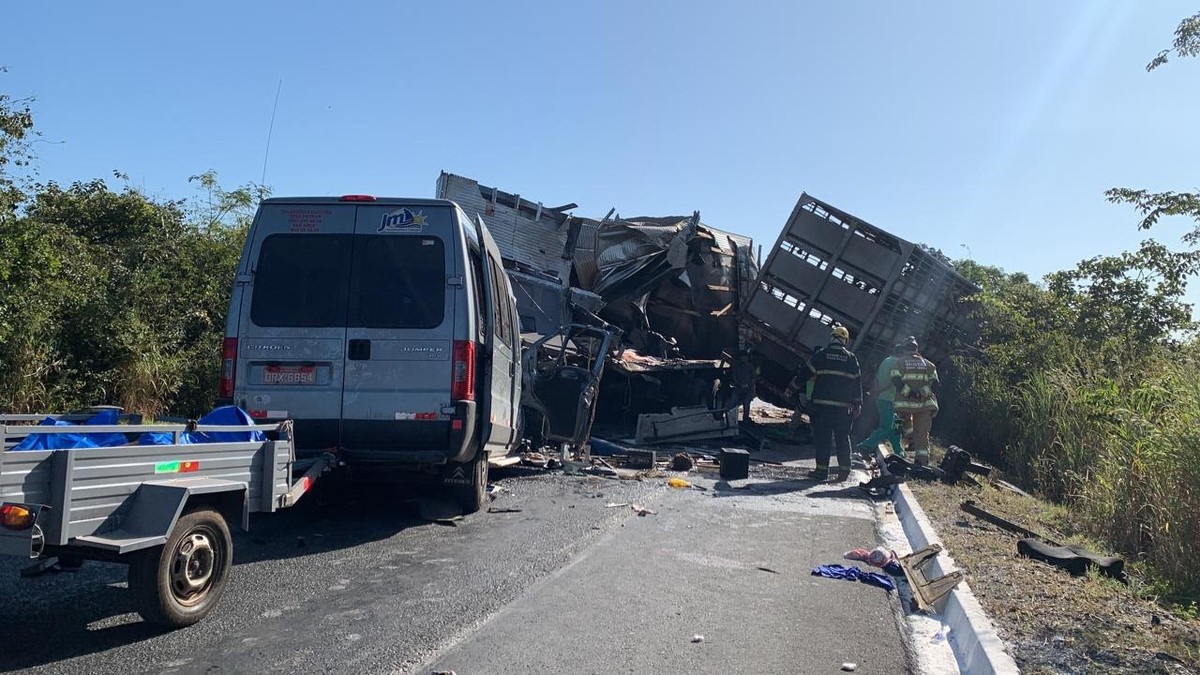 Uma pessoa morre e 19 ficam feridas em acidente entre carreta, caminhão-baú e van na BR-251 ...