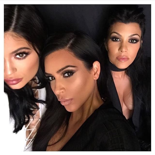 Super trio! Juntinhas, Kim Kardashian e irmãs posam decotadas - Quem | QUEM News