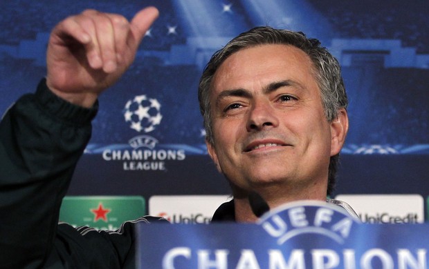 Antes de duelo com o United, torcida do Real dá apoio a Mourinho ...