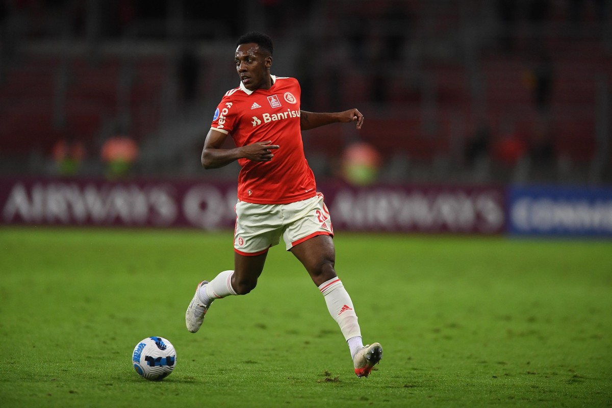 Moisés recebe primeira chance como titular com Mano no Inter e pode ...