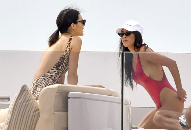 Kourtney Kardashian Exibe Curvas Em Maiô à La Baywatch Quem Quem News