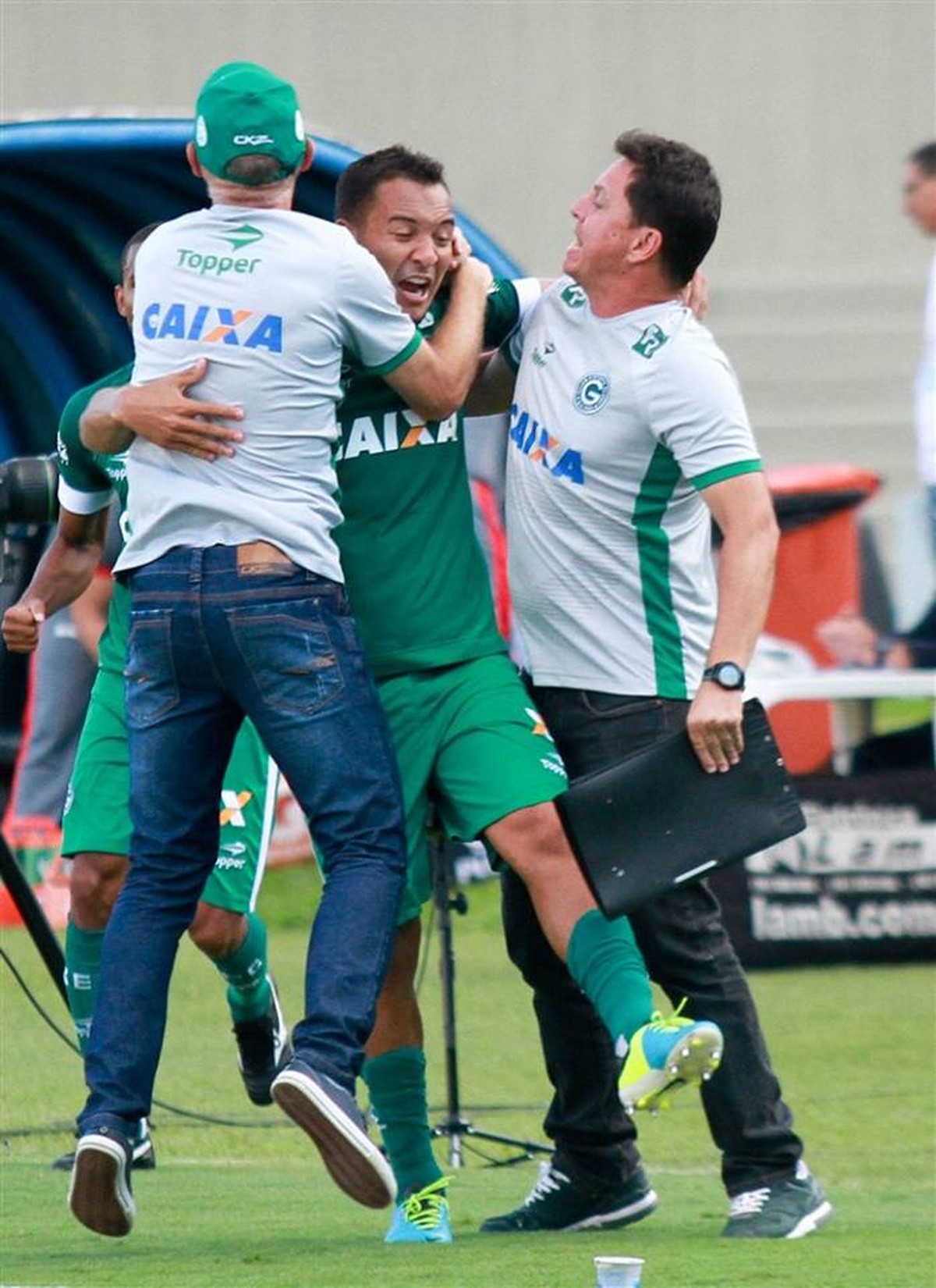 Perto do fim do contrato com o Goiás, Alex Alves se destaca em jogos ...