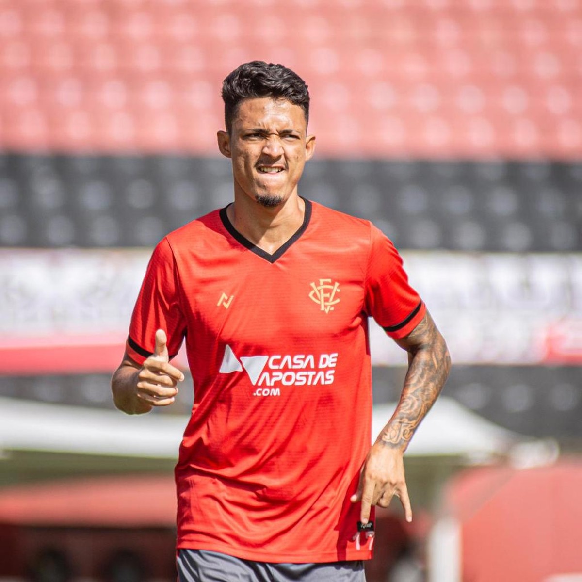 Mateus Moraes é liberado e volta a treinar com o elenco do Vitória ...