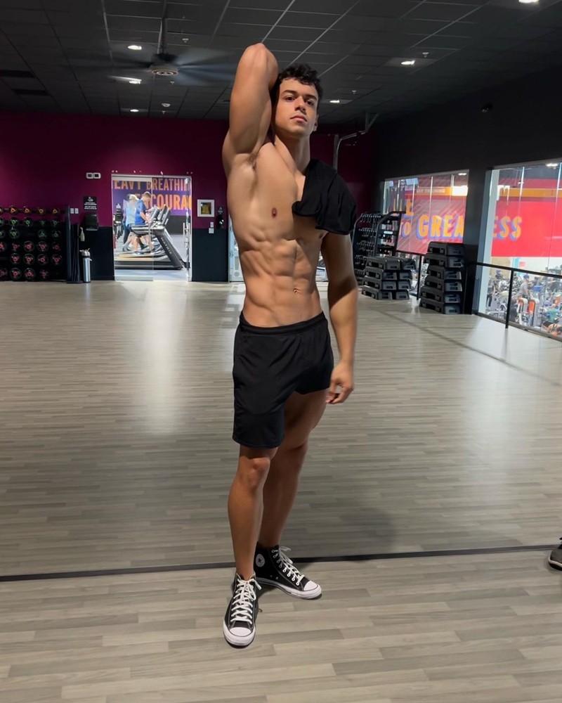 Saiba tudo sobre: Victor Alexandre