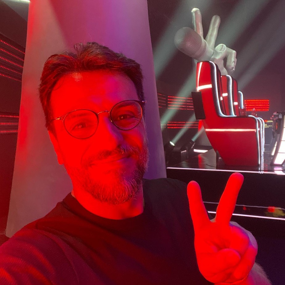 Em noite de final, Rodrigo Lombardi posa no set de 