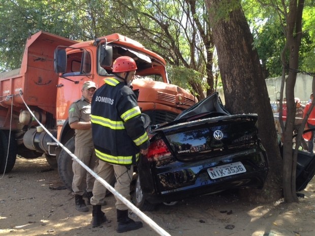G1 - Duas pessoas morrem após veículo ser arrastado por caçamba no ...