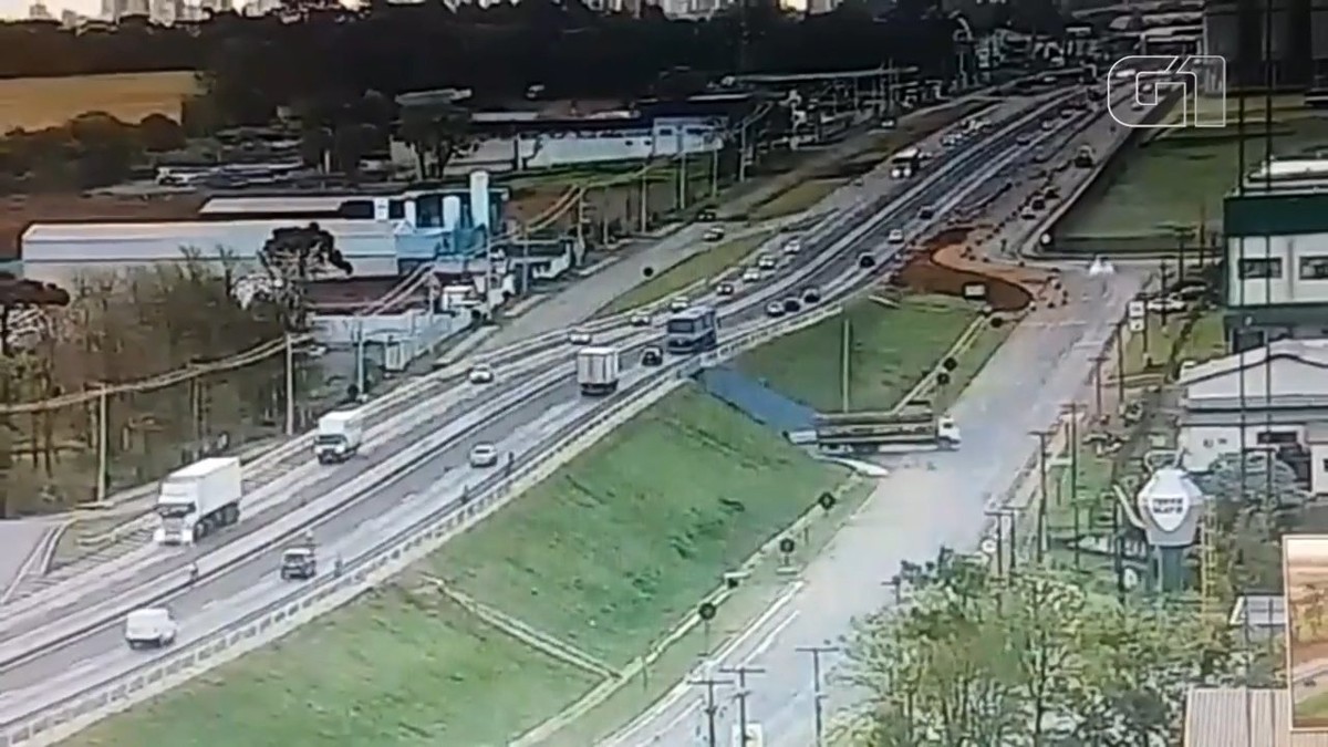 Adolescente tenta fugir da polícia em carro roubado e bate em muro ...