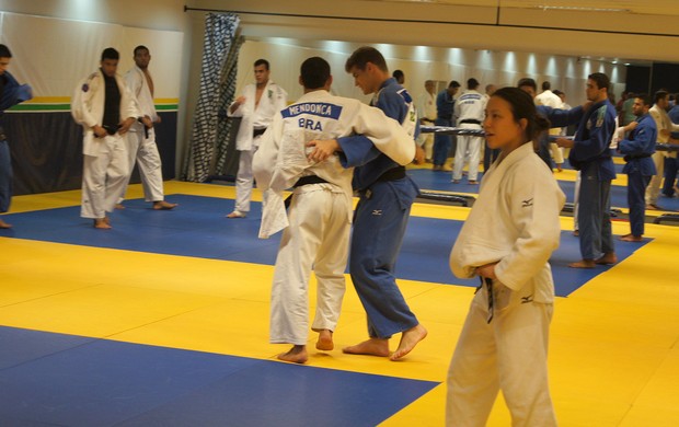Japonesa vai de gestos a mix de línguas para treinar judocas ...