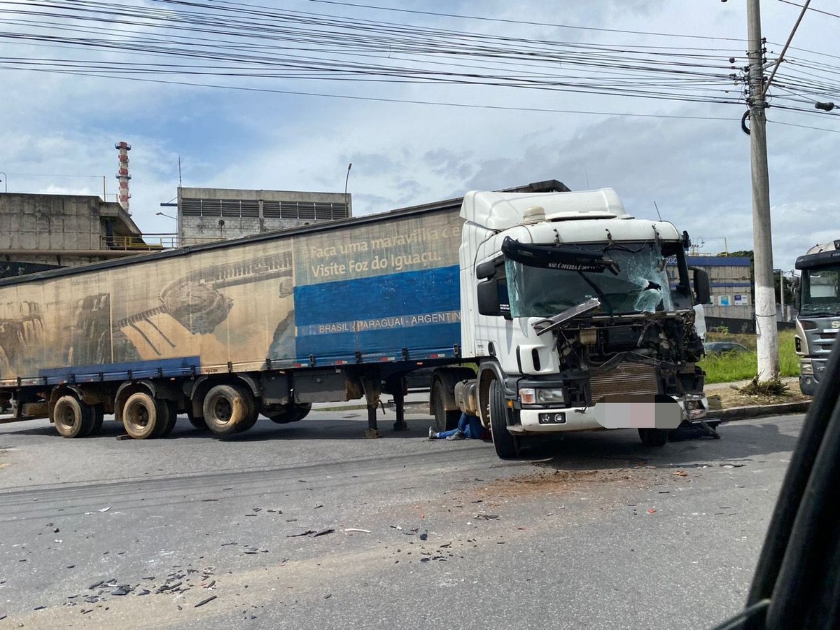 Acidente entre caminhão e carro deixa um ferido em Volta Redonda | Sul do Rio e Costa Verde | G1