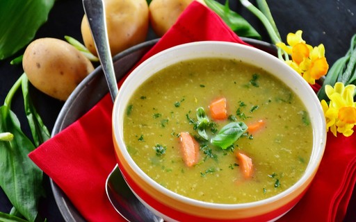 Como fazer sopa cremosa de batata com cenoura - Revista Globo Rural ...