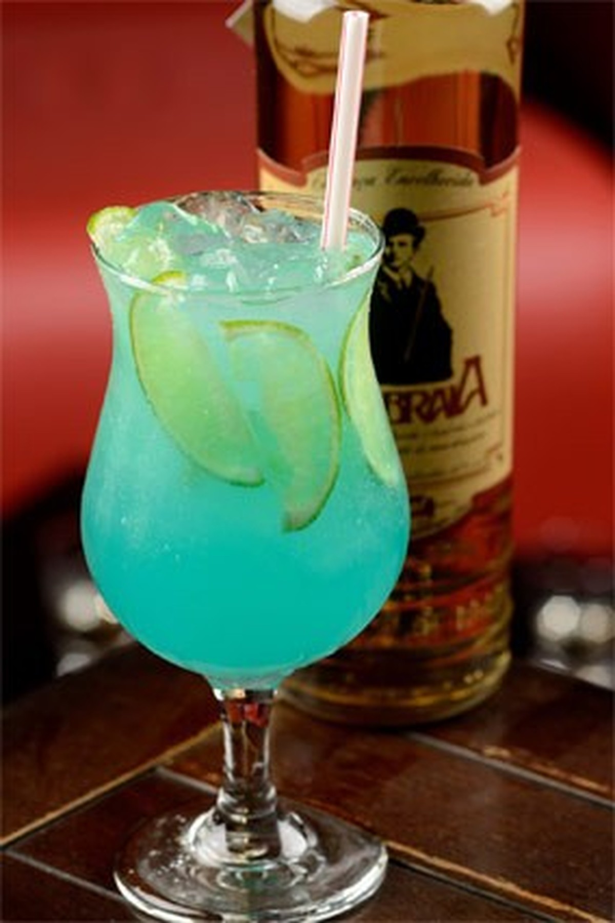 No Dia da Cachaça, aprenda três drinks com a bebida | Gastronomia | Glamour