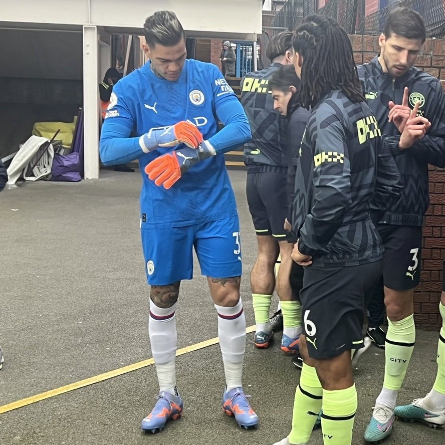 Ederson usa meia de time adversário em jogo do Manchester City na ...