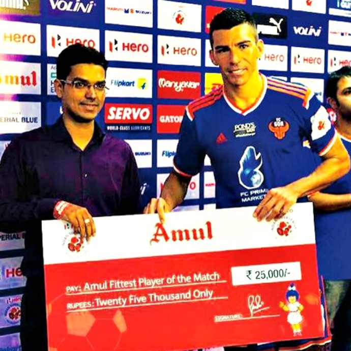 Que beleza! Lúcio ganha prêmio por ser o "corredor" de jogo da ...