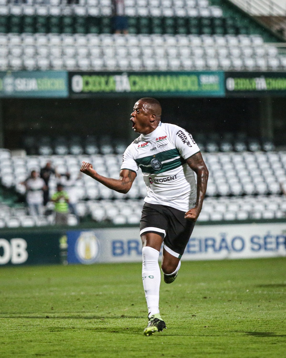 William Alves desencanta, marca após um ano e salva o Coritiba contra o ...