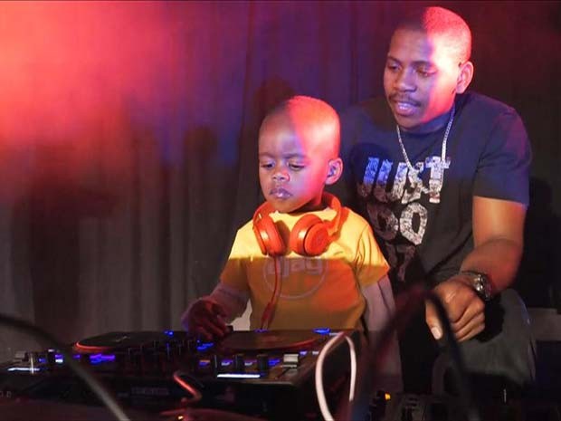 G1 - Criança de três anos faz sucesso como DJ na África do Sul ...