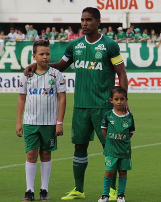 Capitão e bola no pé: Cleber Santana dá o ritmo e orienta os mais jovens