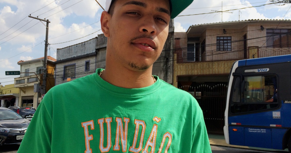 G1 - Dono do sucesso 'Baile de favela', MC João faz show em Resende, RJ ...