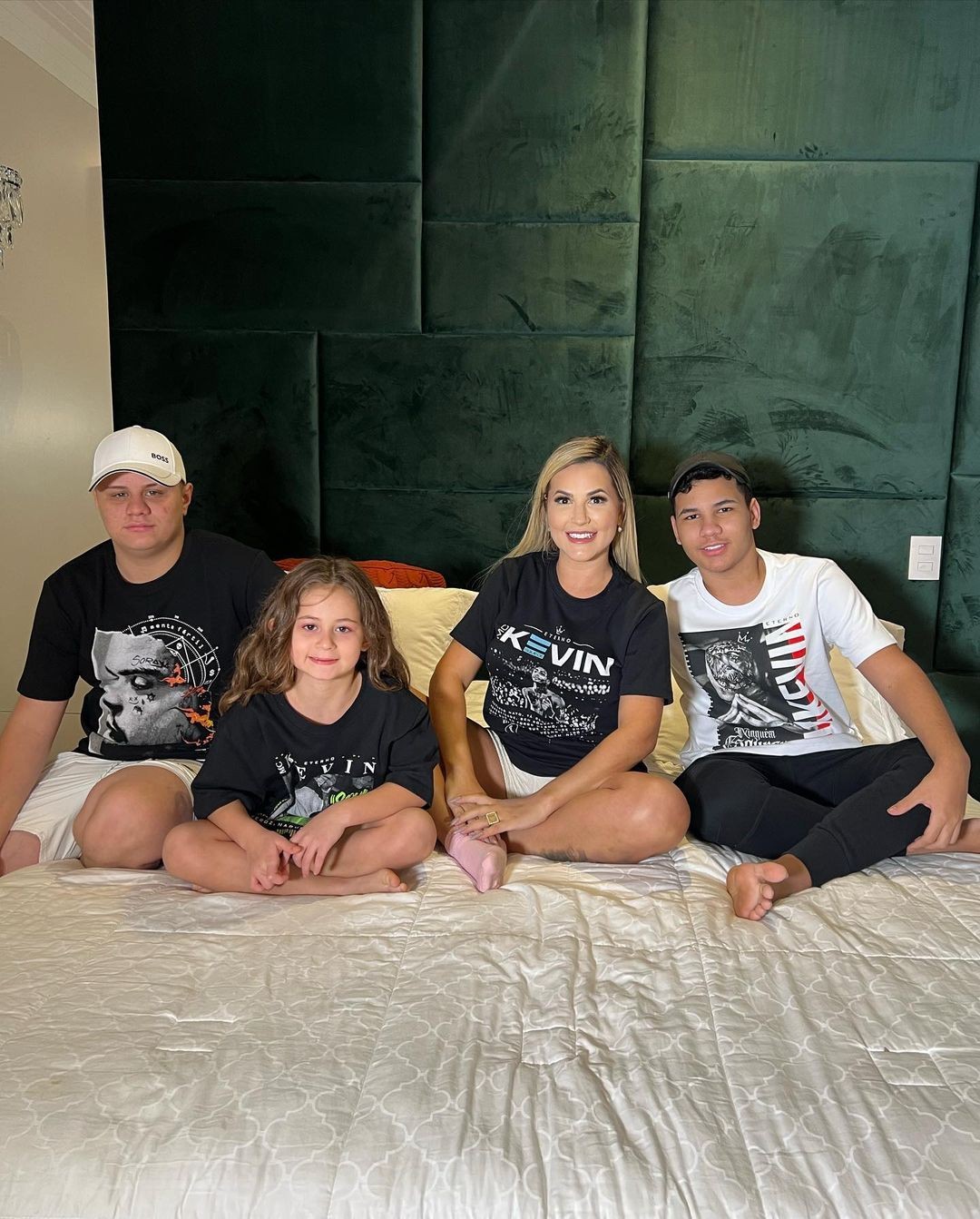 Deolane Bezerra posa com os filhos homenageando MC Kevin: 'Minha ...