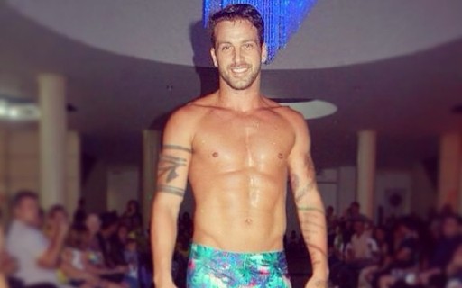 Diogo Pretto mostra corpo sarado em desfile - Quem | QUEM News