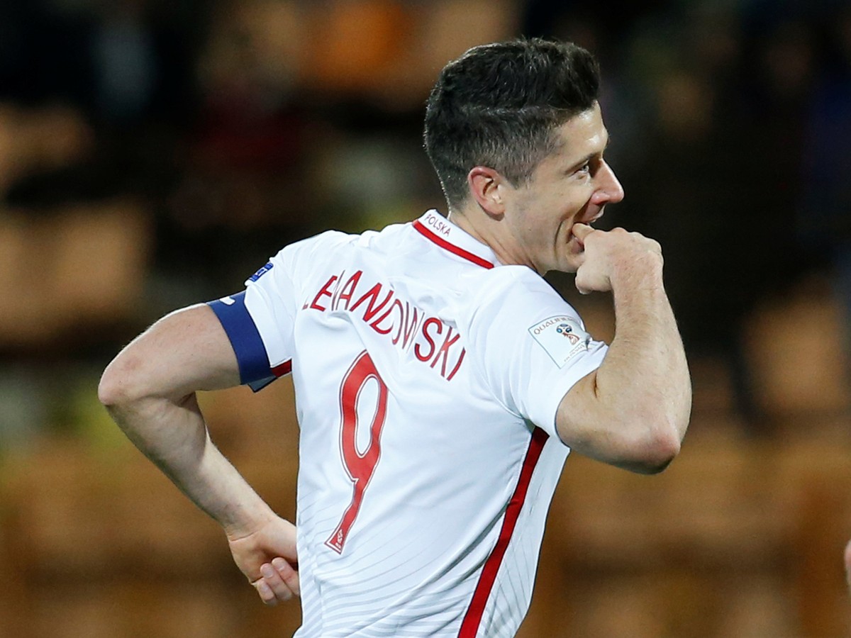 Lewandowski faz três, bate recordes e deixa a Polônia perto da Copa de ...