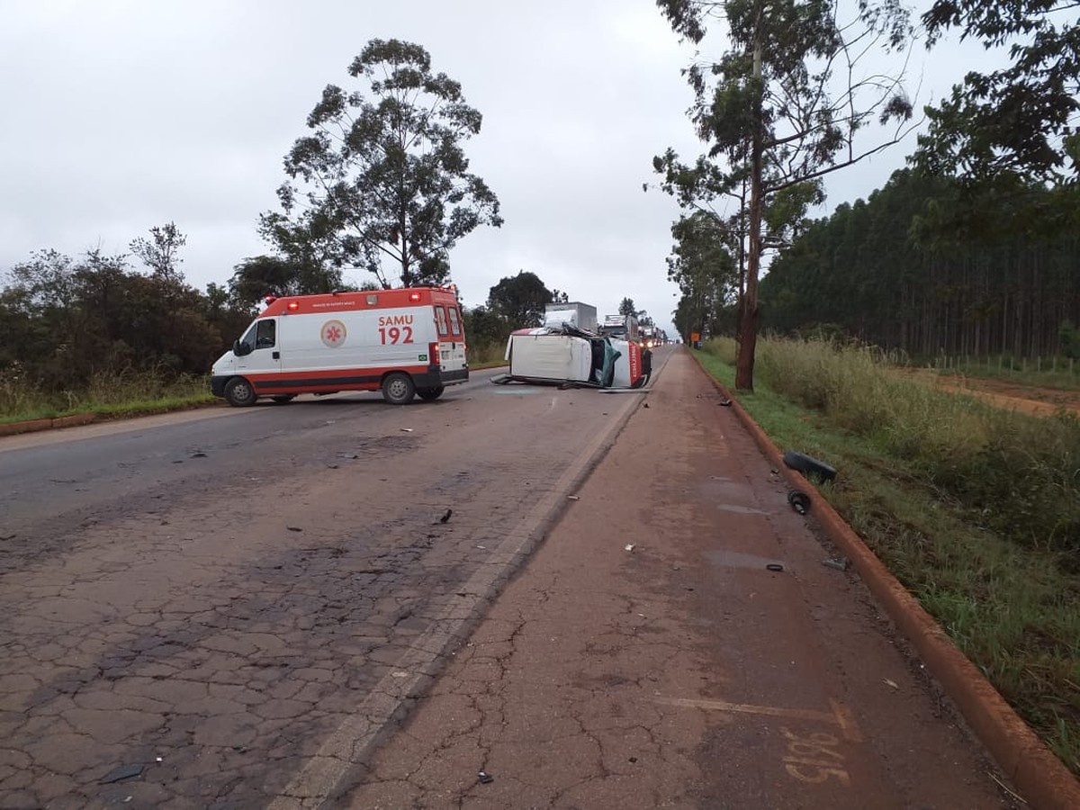 Acidente entre ambulância e carreta deixa seis pessoas feridas na BR-251, em Salinas | Grande ...