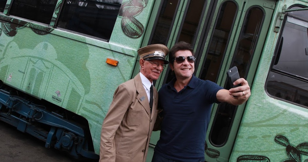 G1 - Cantor Daniel passeia de bonde e visita Museu Pelé, em Santos, SP ...