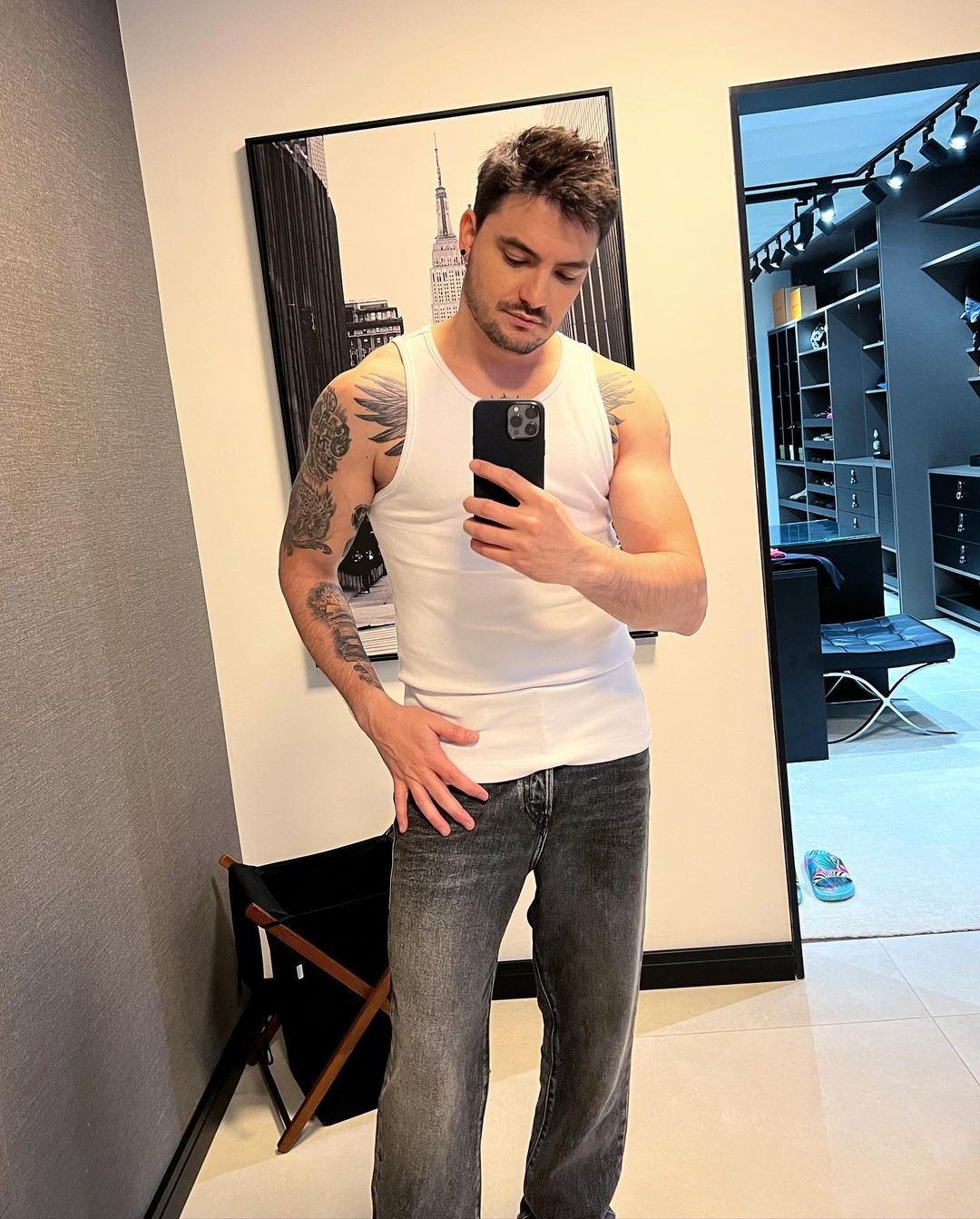 Felipe Neto posa de camiseta regata e comemora braços sarados: 