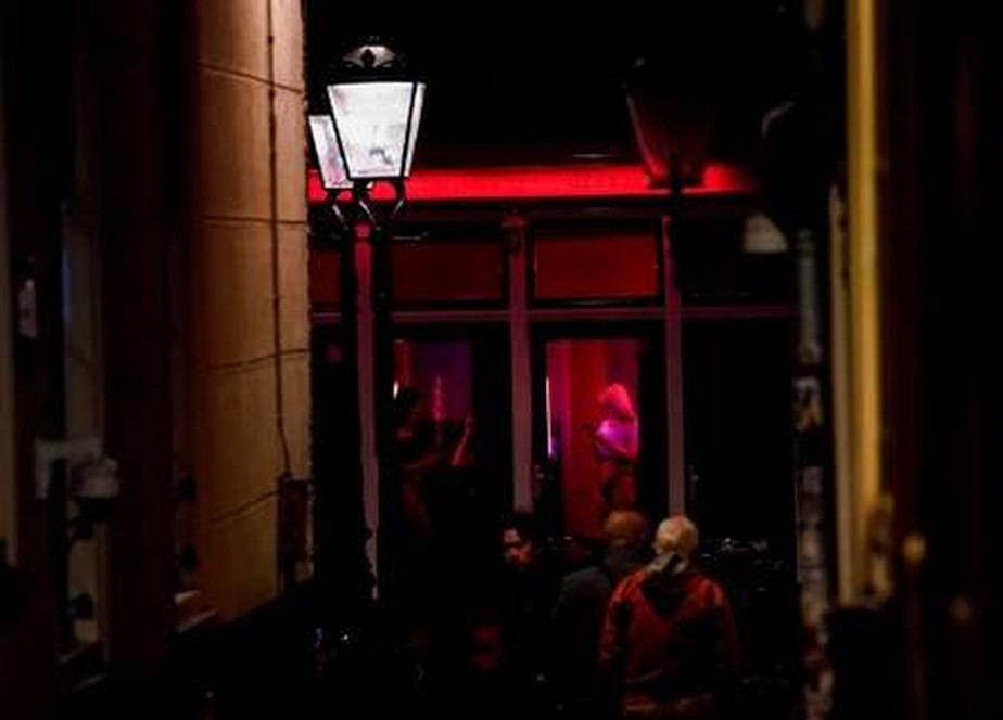 Amsterdã quer trocar Distrito da Luz Vermelha por 'edifício erótico' e cria atrito com agência da UE